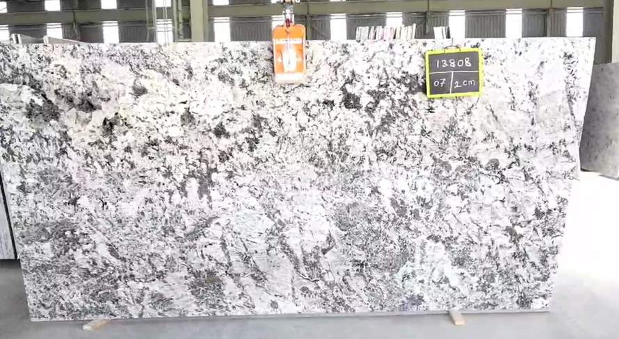 Granit Alb Alaska White. La Comanda blat si insula, scari si glafuri