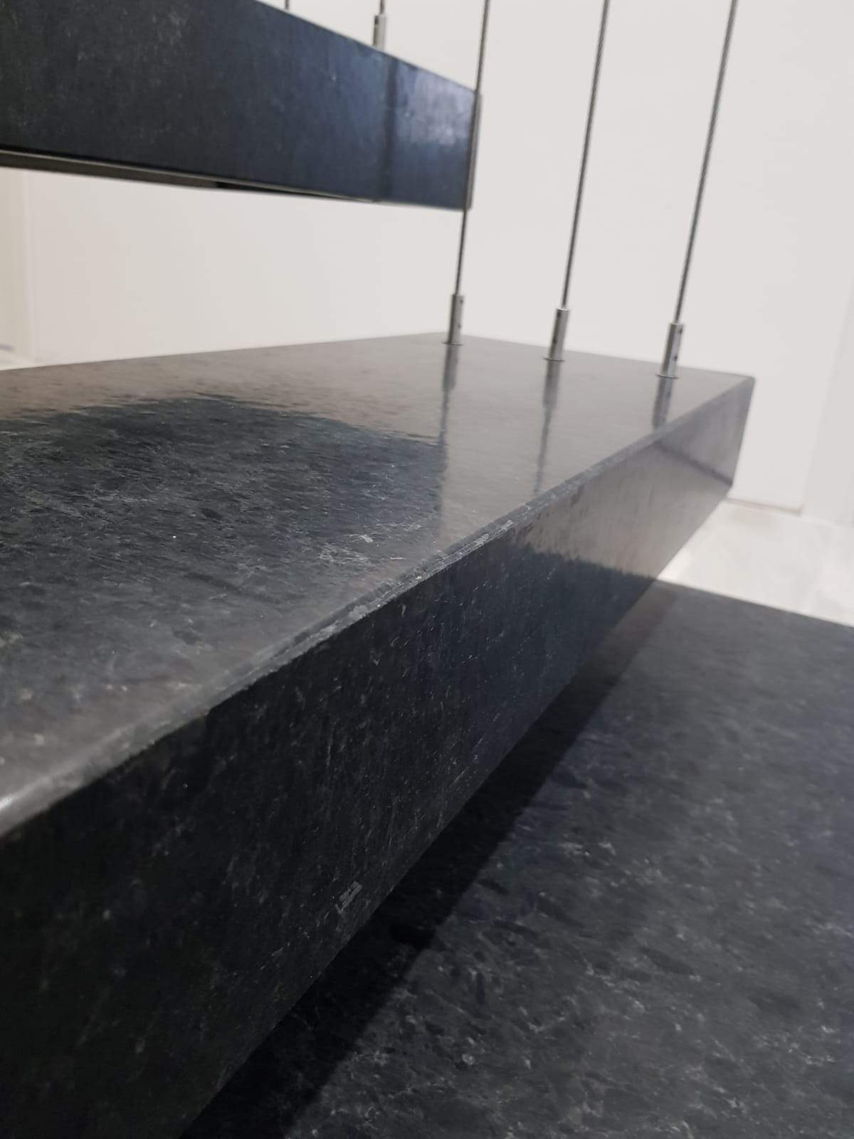 Granit antracit la preț bun in Sibiu.Prelucram-montam blat,scari,glaf