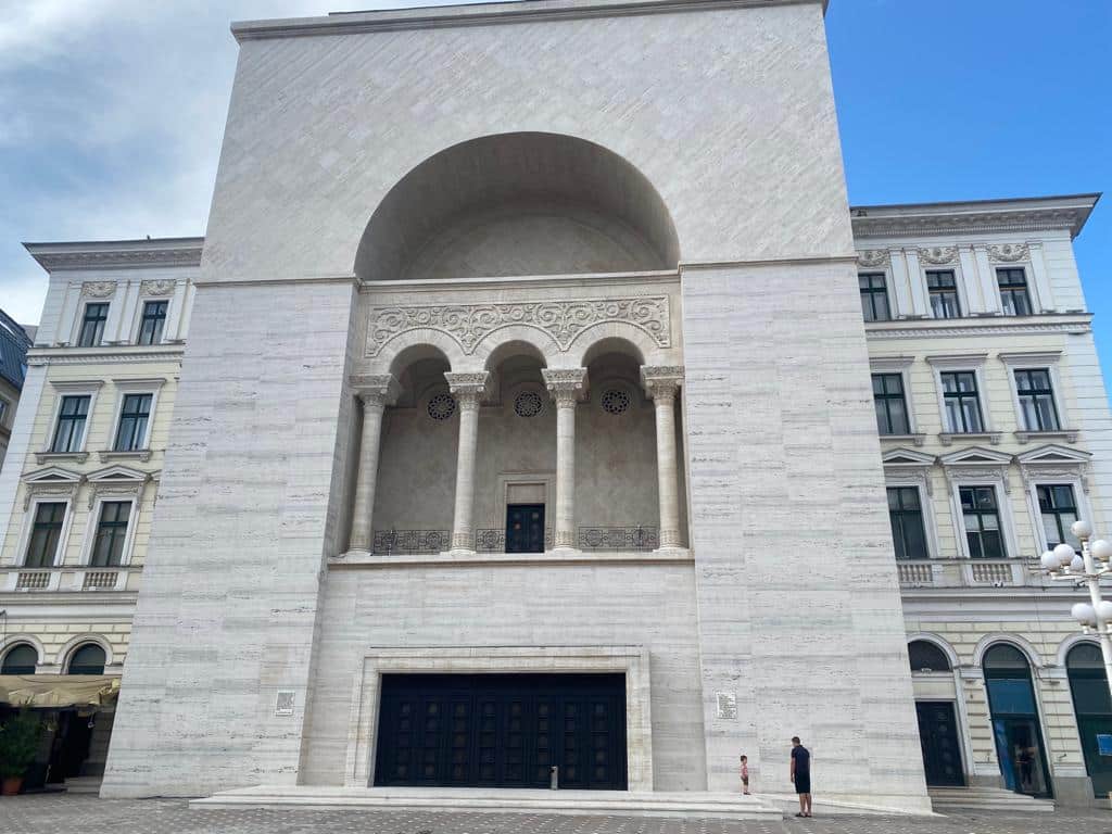 Travertin pentru Fatada, Soclu și Gard - Placări Durabile la Exterior